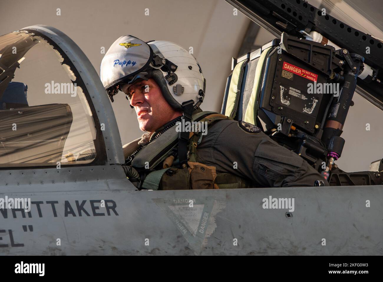 Eine Marine, die an Marine Fighter Attack Squadron (VMFA) 112, Marine ...