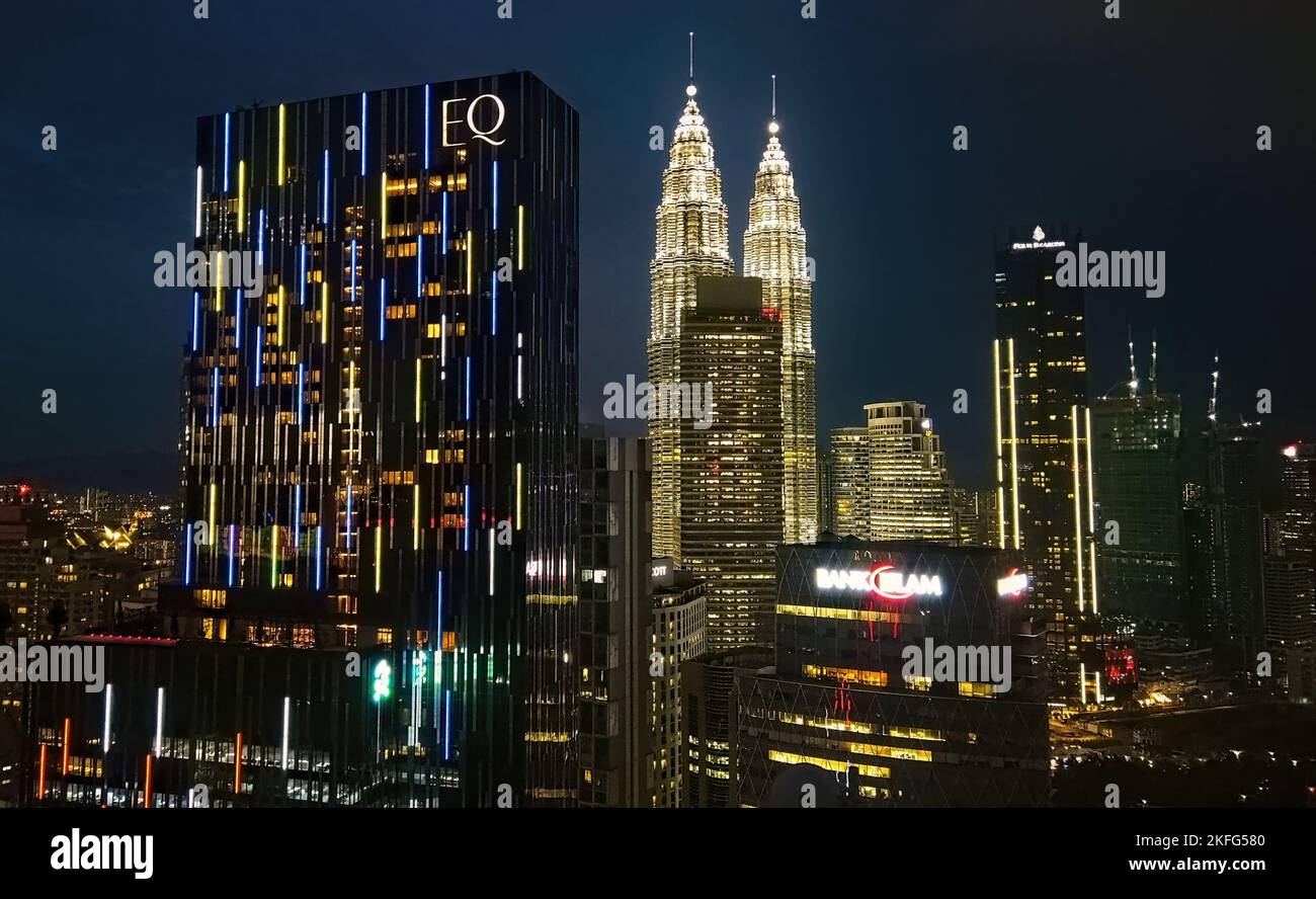 Kuala Lumpur, Malaysia - 19. Sep 2022: Nachtansicht der Petronas Twin Towers in der Skyline von ...