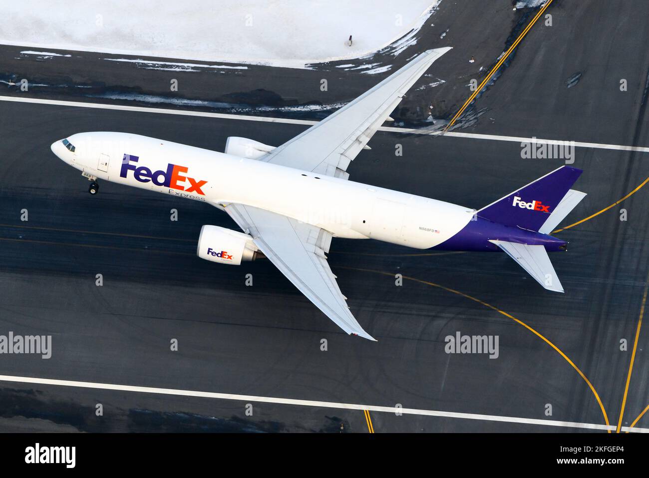 FedEx Boeing 777, rotierend. Flugzeug 777F für den Frachttransport mit ...