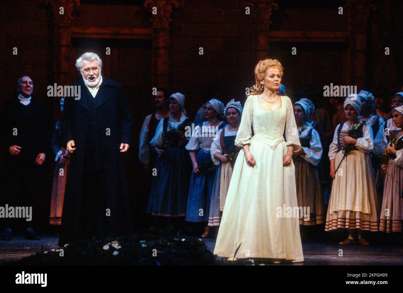 Donald McIntyre (Sarastro), Joan Rodgers (Pamina) in DIE ZAUBERFLOTE an ...