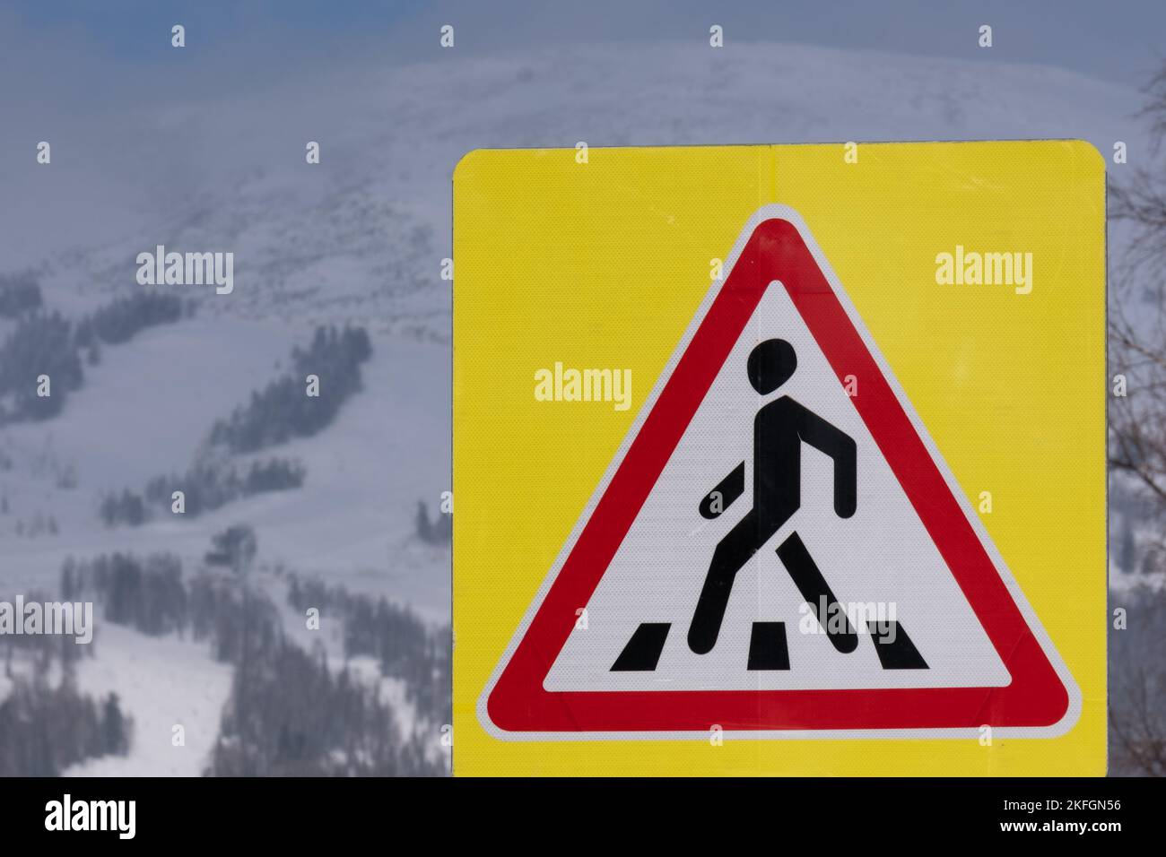 Verkehrszeichen im gelben hintergrund -Fotos und -Bildmaterial in hoher Auflösung - Seite 2 - Alamy