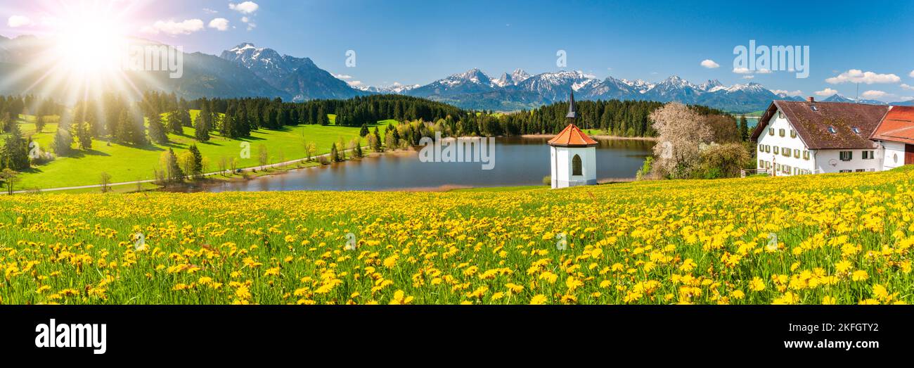 Bergszene mit see und bauernhaus -Fotos und -Bildmaterial in hoher Auflösung – Alamy
