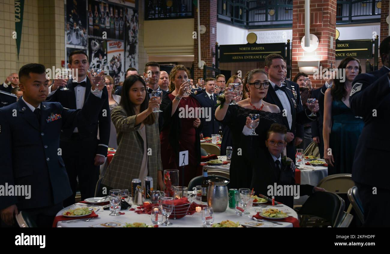 Luftwaffe und ihre Familien und Freunde stoßen an, um amerikanische ...