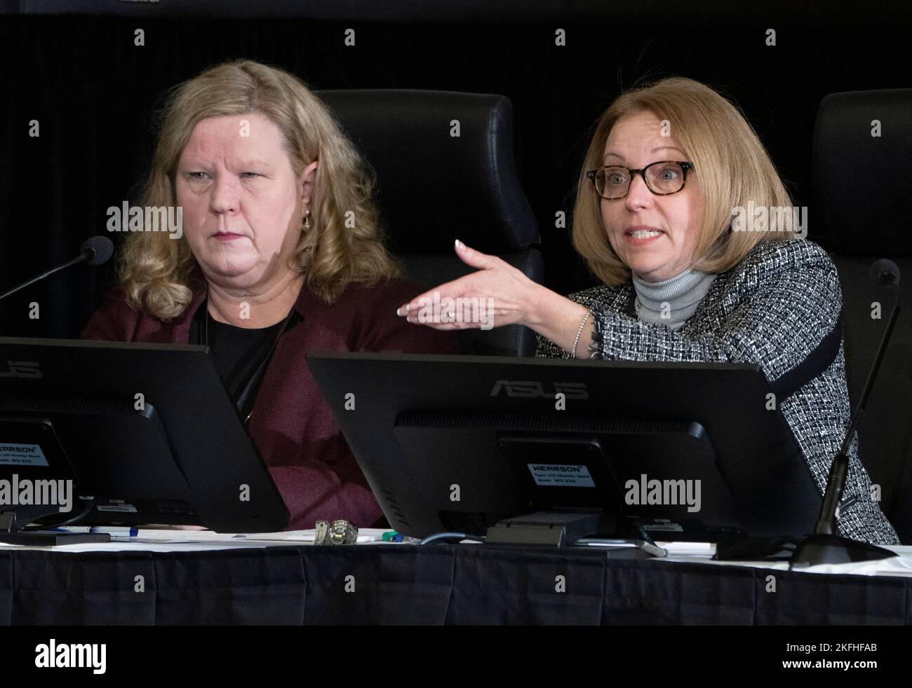 Janice Charette, Angestellter des Privy Council, sieht zu, wie die ...