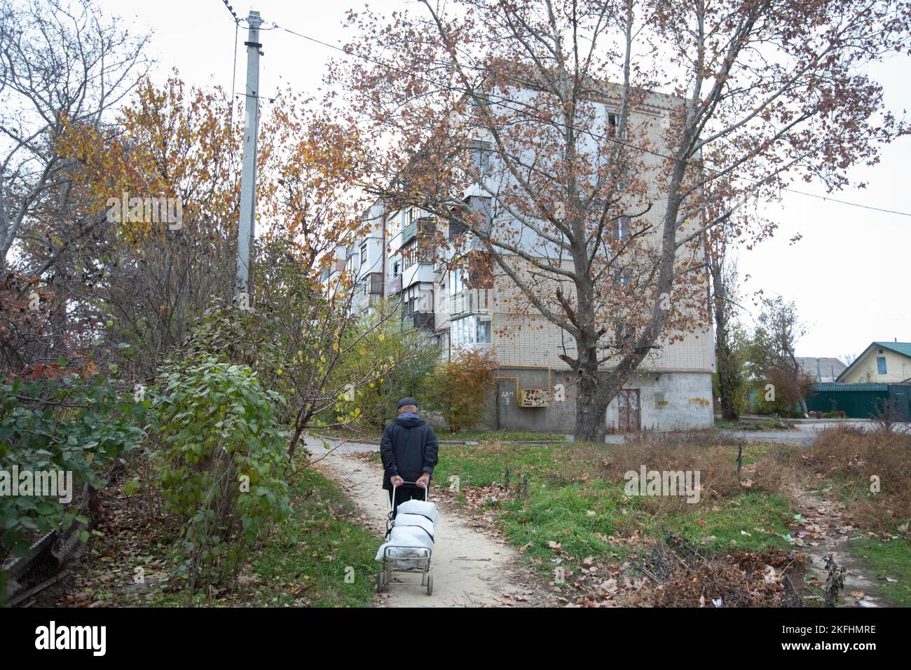 Cherson, Ukraine. 16.. November 2022. Ein Anwohner bringt eine ...