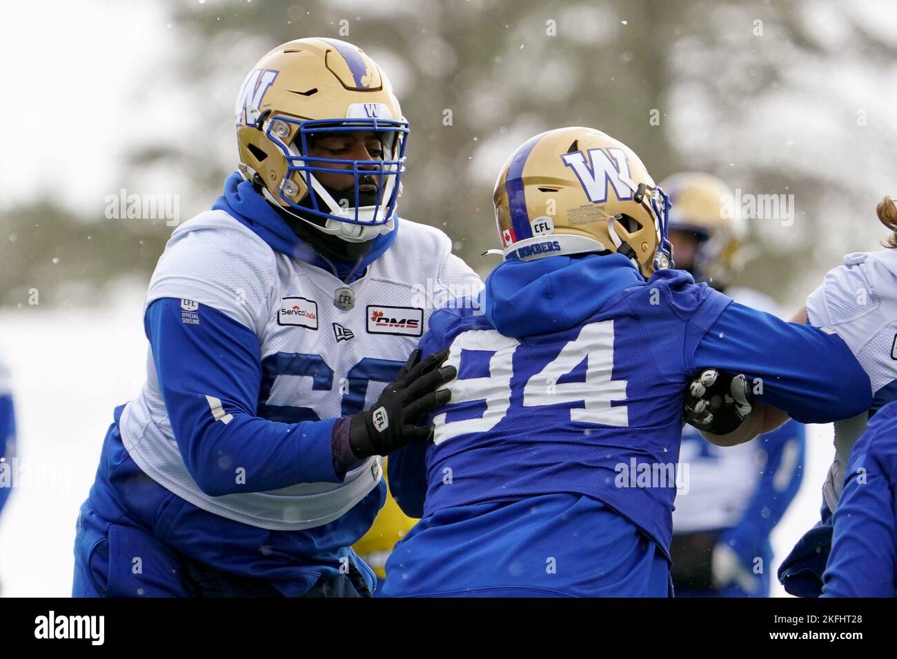 Der Offensivlineman Stanley Bryant (66) und das defensive Ende Jackson ...