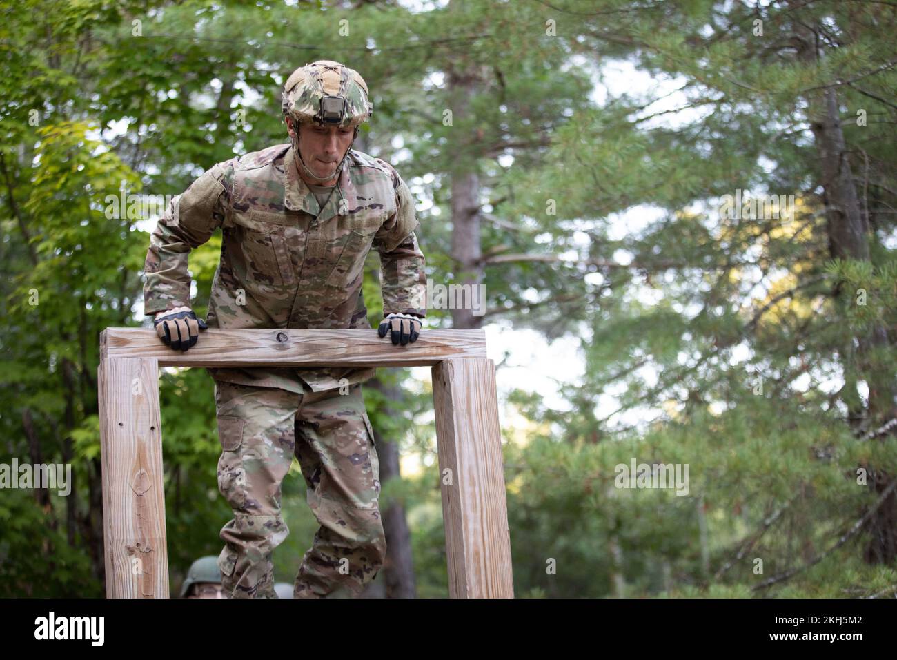 Personal Sgt. Jacob Kelly, Mitglied des 157. Security Forces Squadron ...