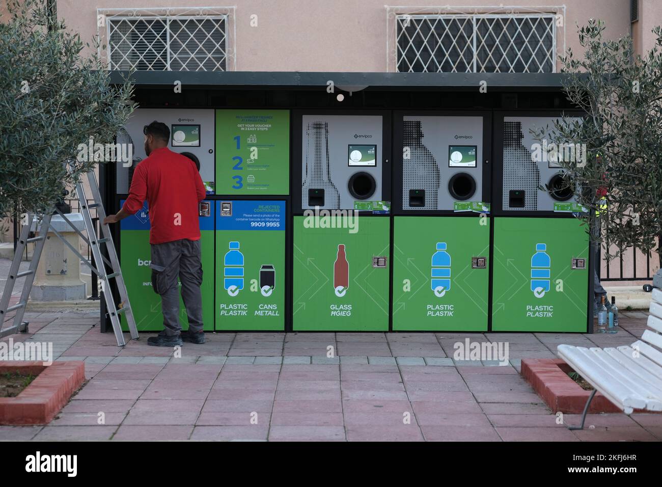 Sliema, Malta. 18.. November 2022. Ein Arbeiter unterhält am 18 ...