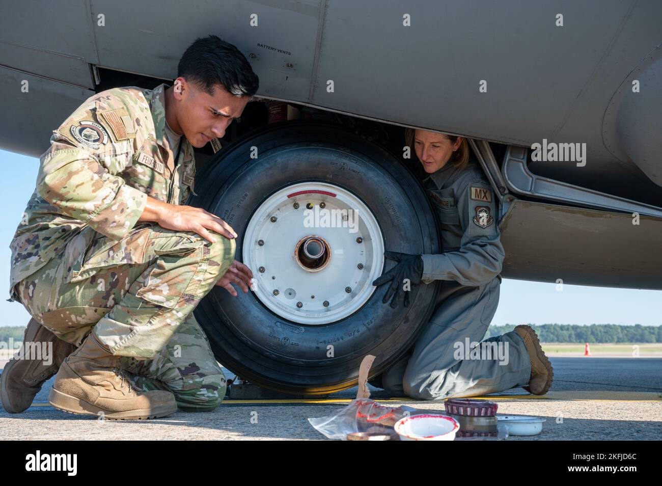 Col. Angela Ochoa, Kommandant des Luftlift-Flügels von 19., und Senior ...