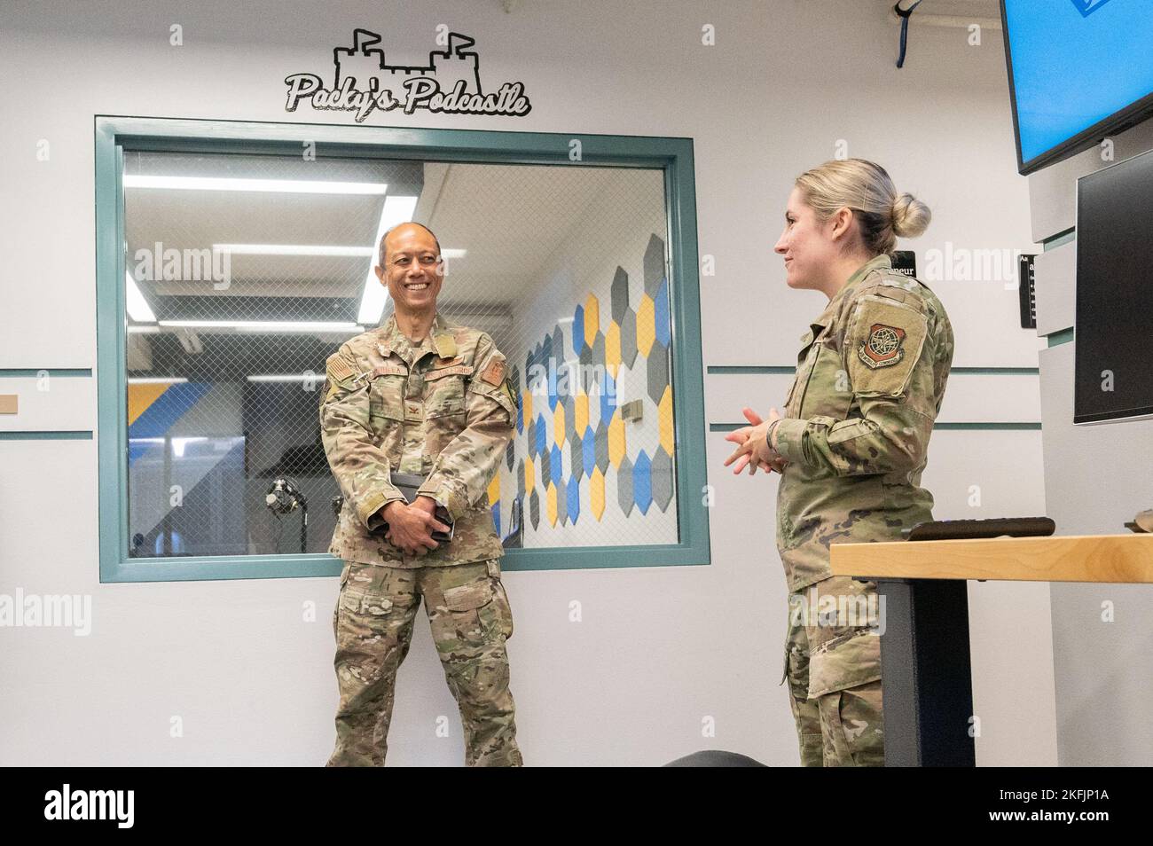 Personal Sgt. Carli Meis, rechts, Praktikantin im Airlift Wing Bedrock ...