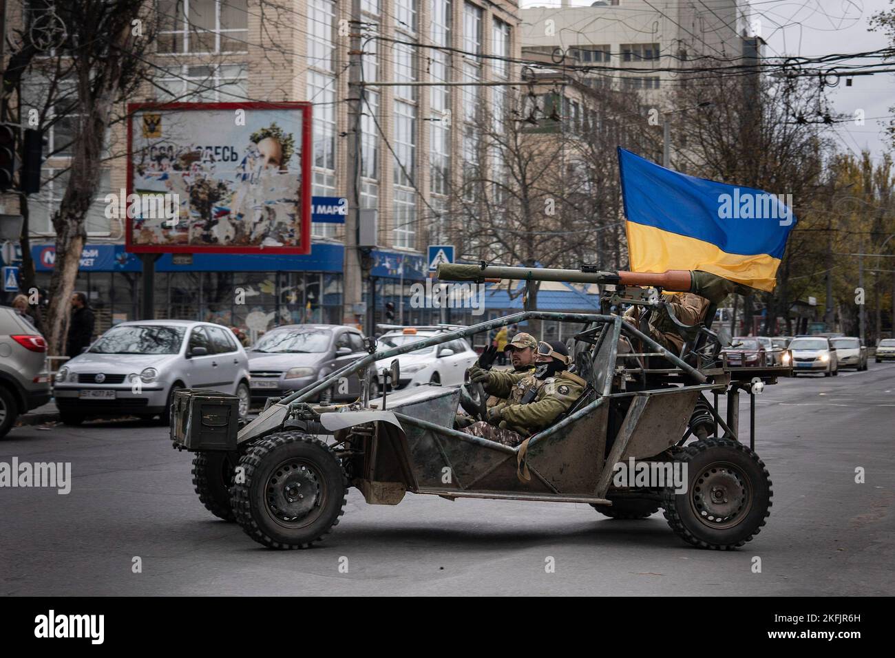 Cherson, Ukraine. 16.. November 2022. Soldaten werden auf einem 4-Rad ...