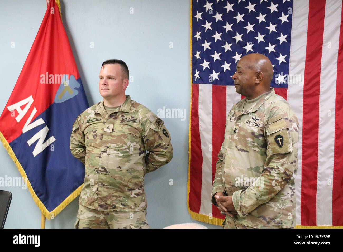 US Army Sgt. Daniel J. Littleton (links), ein CBRN-Spezialist und ...