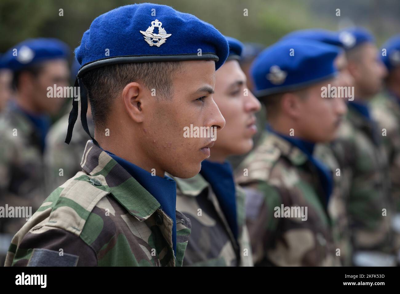 Mitglieder der Royal Moroccan Armees stehen während des Besuchs von ...