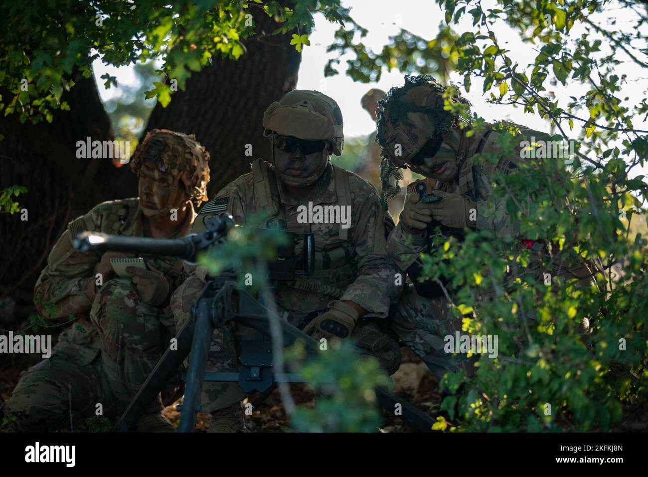 Von links nach rechts, U.S. Army Pvt. James Ruona, Sgt. Denry Henry und ...