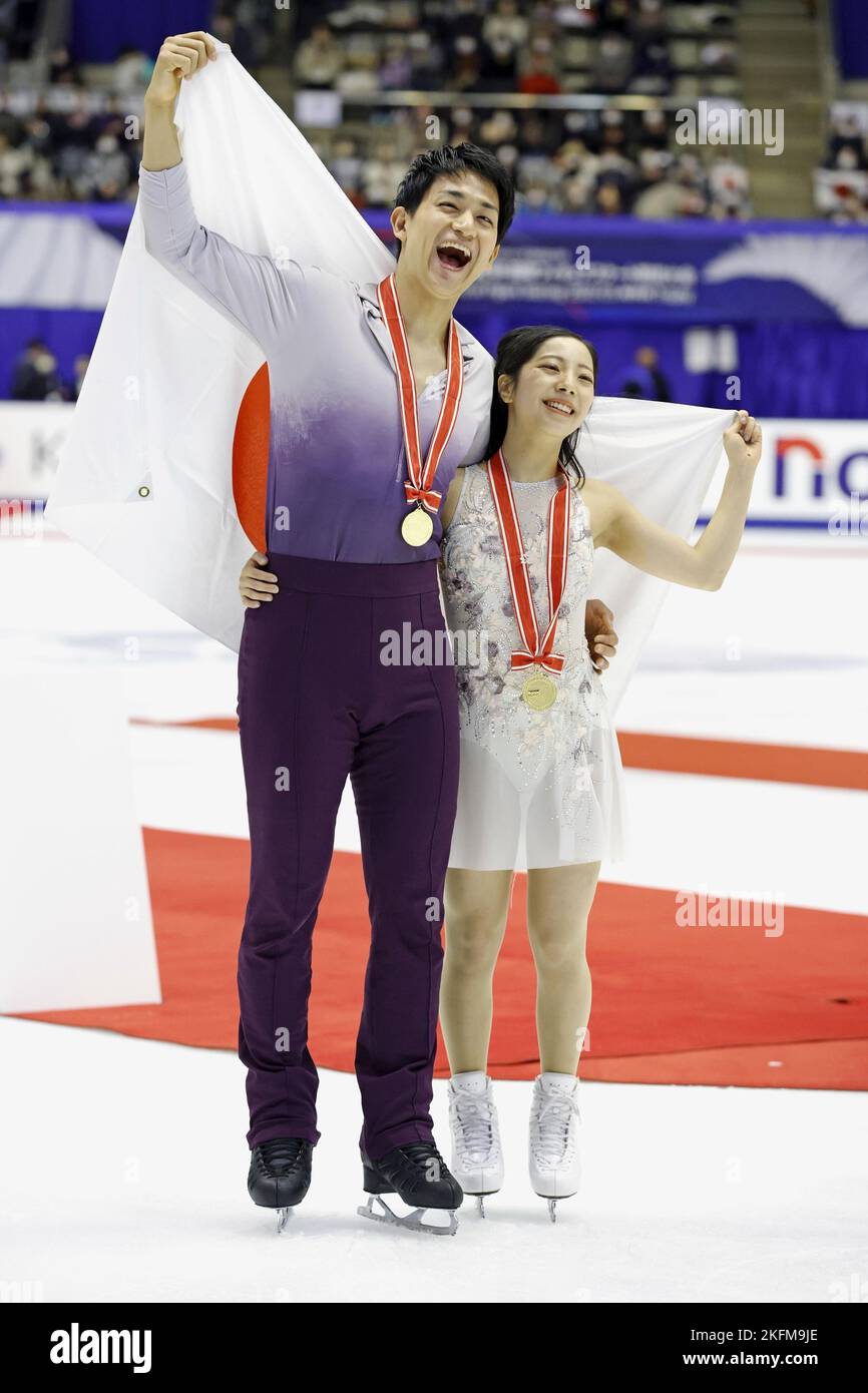 Die beiden japanischen Skater Riku Miura (R) und Ryuichi Kihara feiern am 19. November 2022 ...