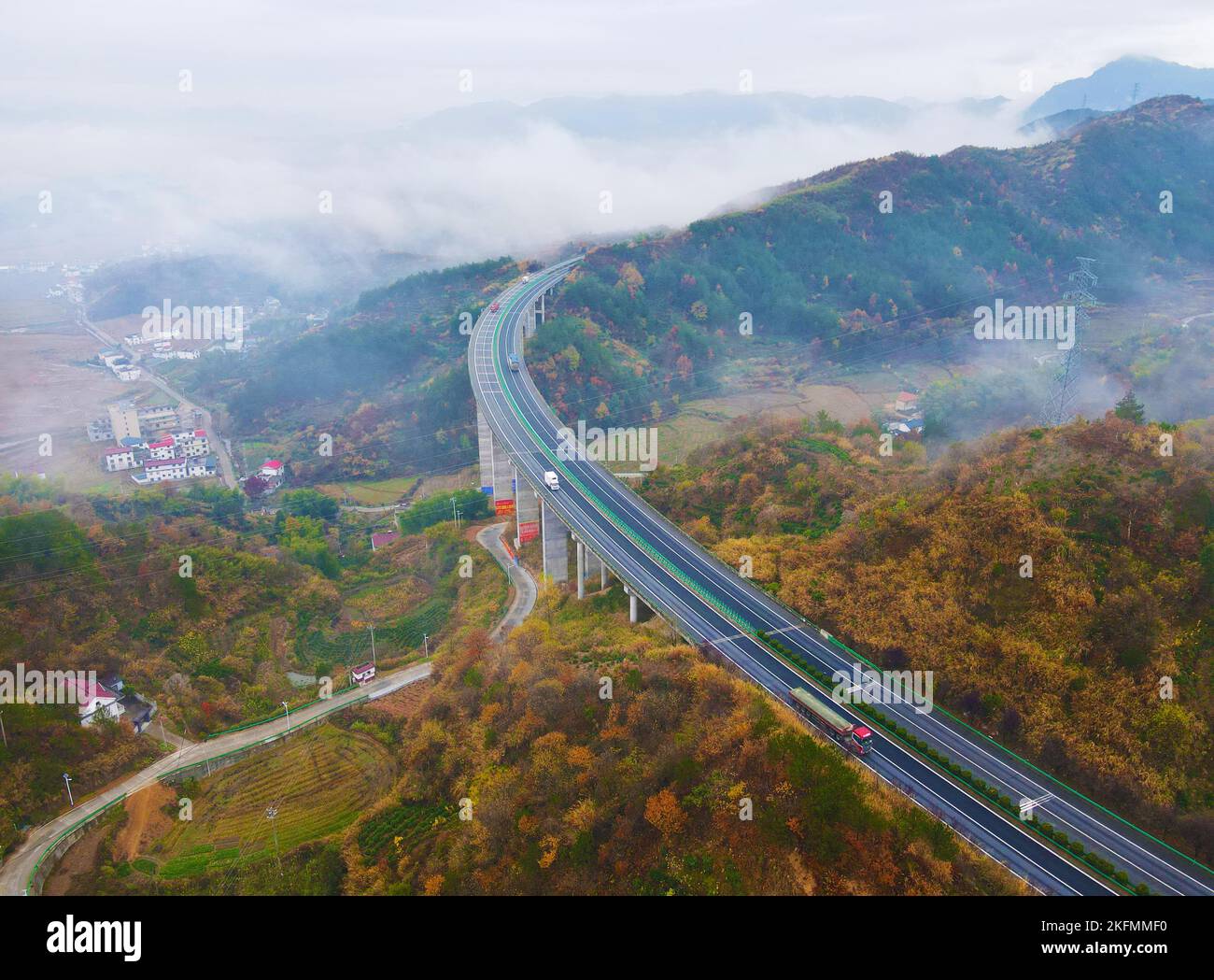 ANQING, CHINA - 19. NOVEMBER 2022 - Eine Autobahn führt durch ein Dorf ...