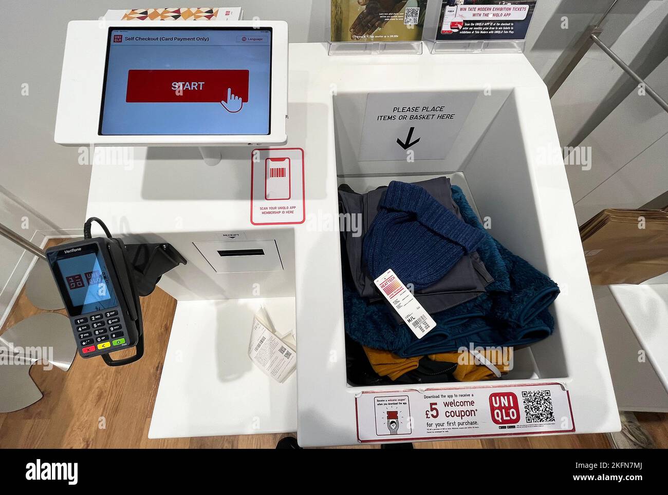 Selbstcheck-Kassen bei uniqlo im Battersea Power Station im Süden ...