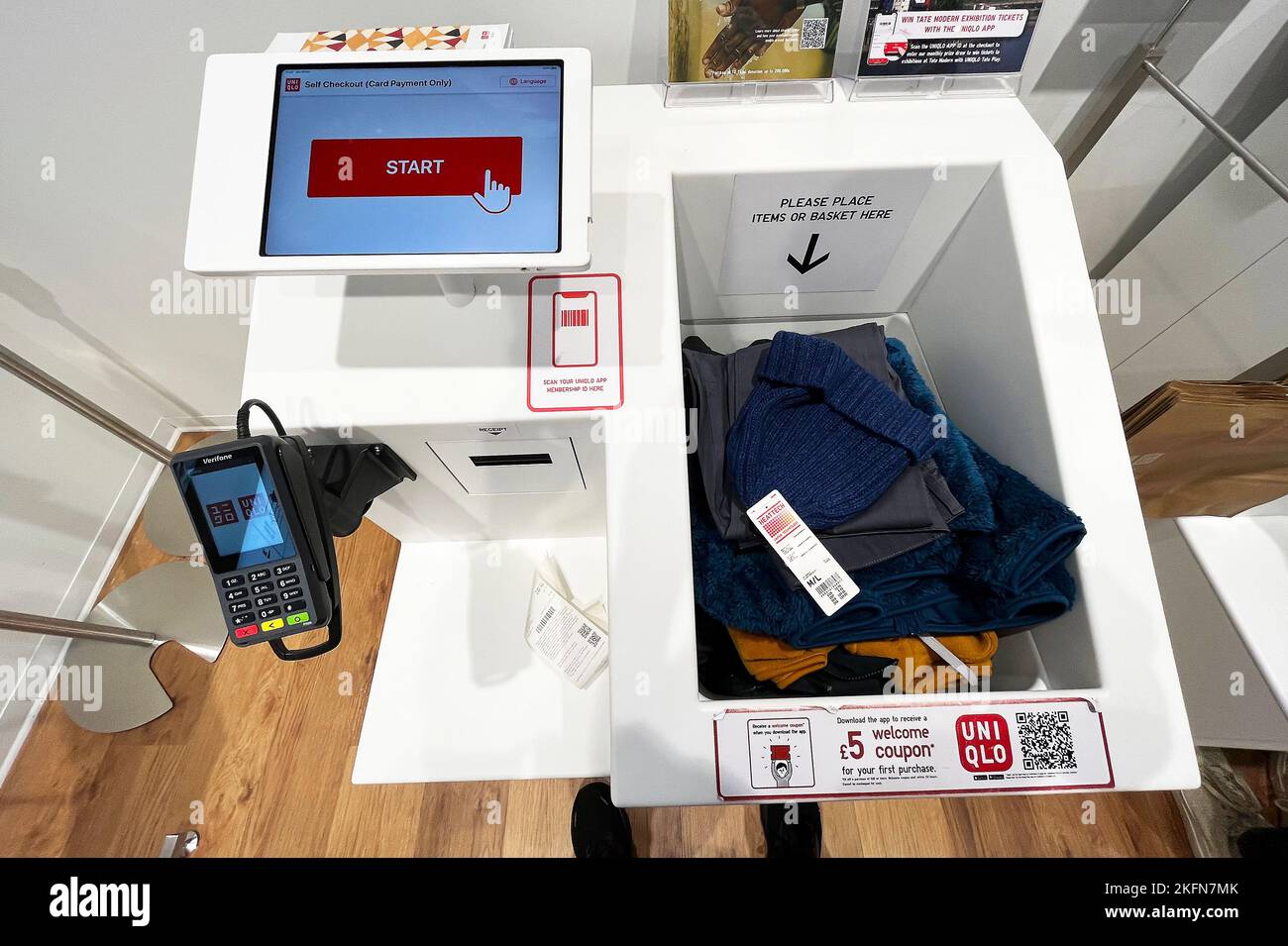 Selbstcheck-Kassen bei uniqlo im Battersea Power Station im Süden ...