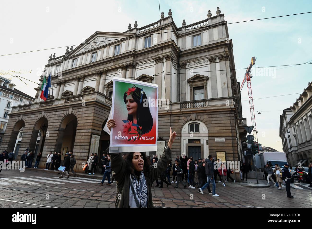 Mailand, Italien - 19. November 2022: Menschen versammeln sich zur ...