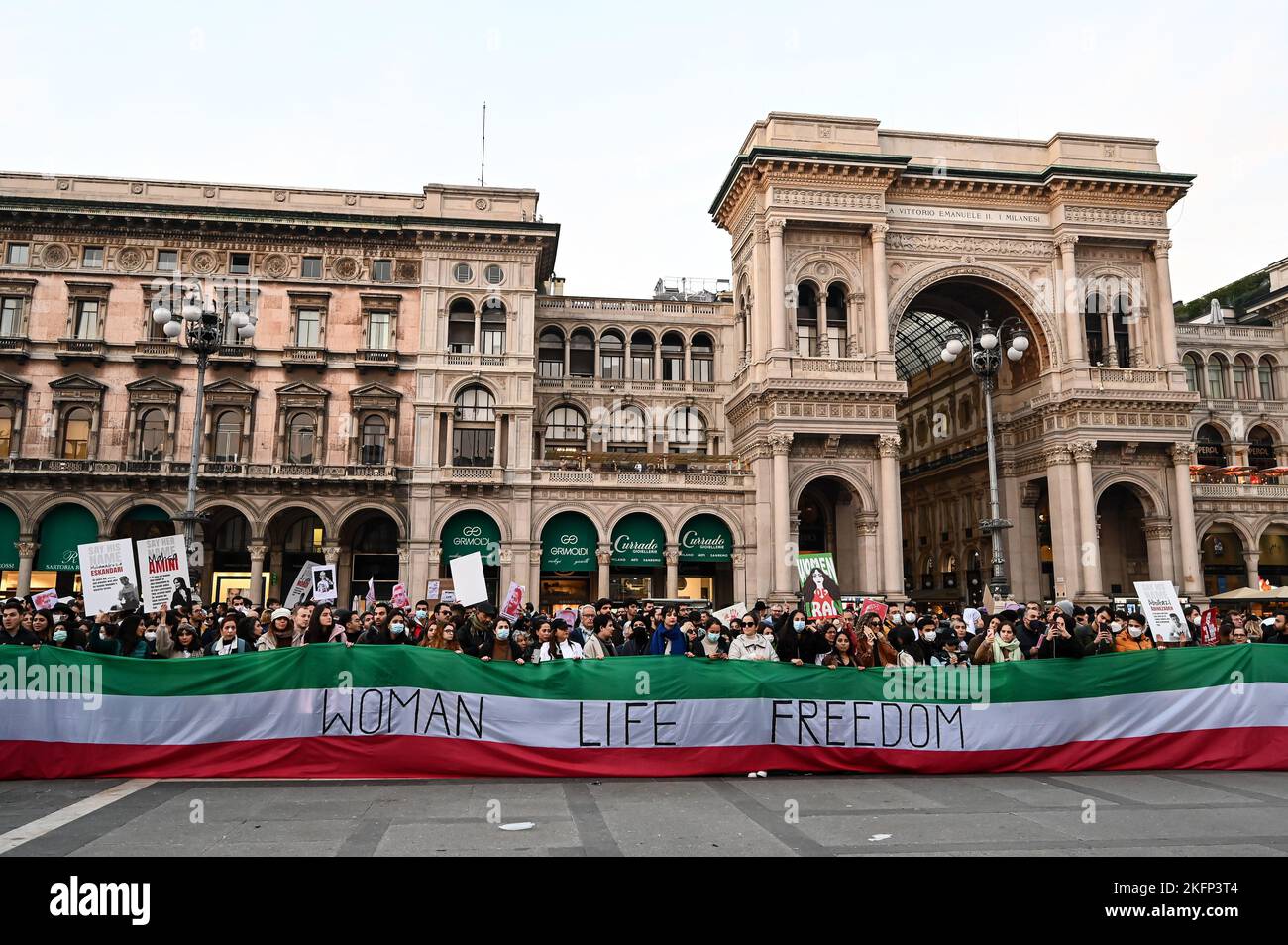 Mailand, Italien - 19. November 2022: Menschen versammeln sich zur ...