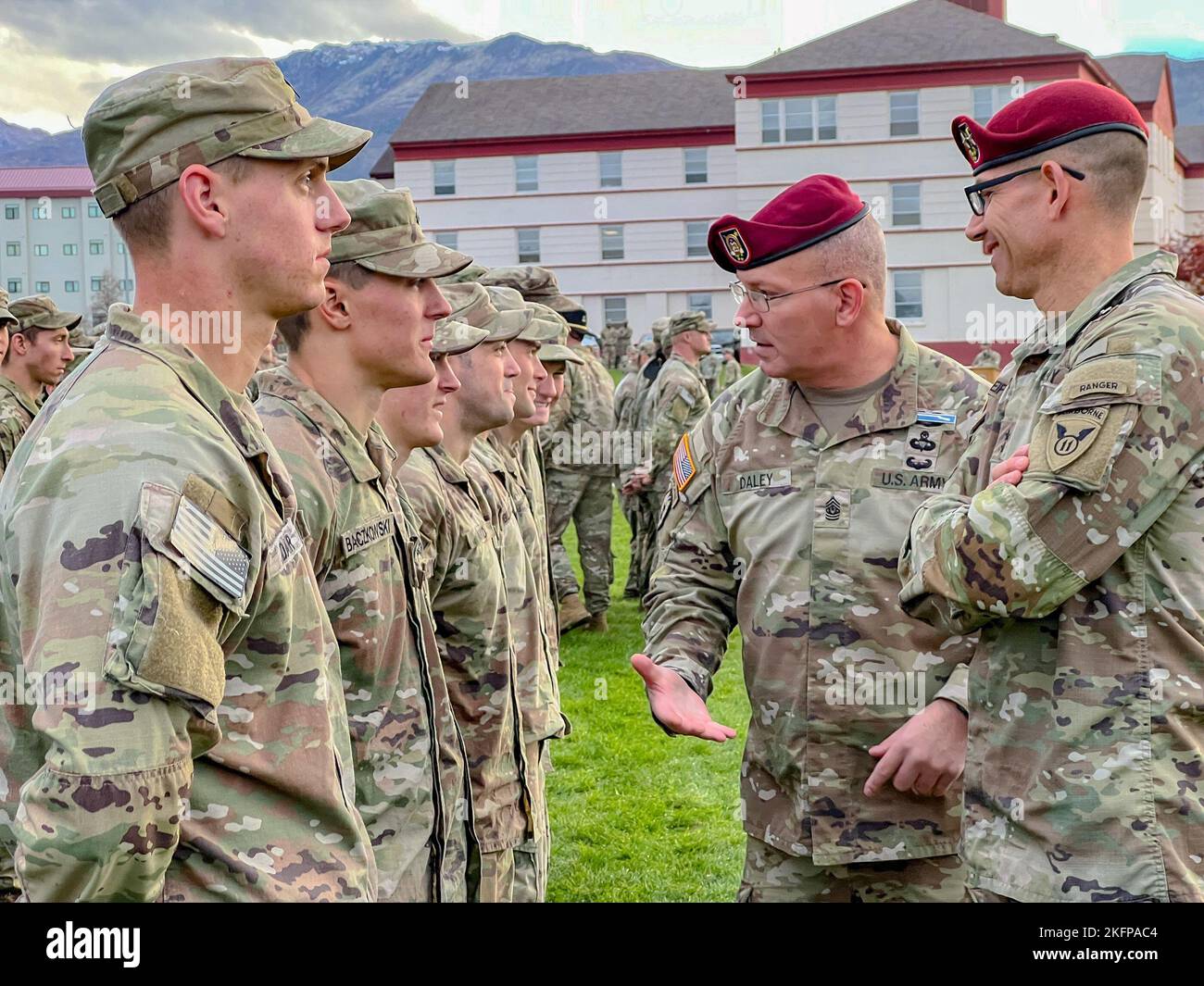 Maj. General Brian S. Eifler, rechts, 11. Airborne Division ...