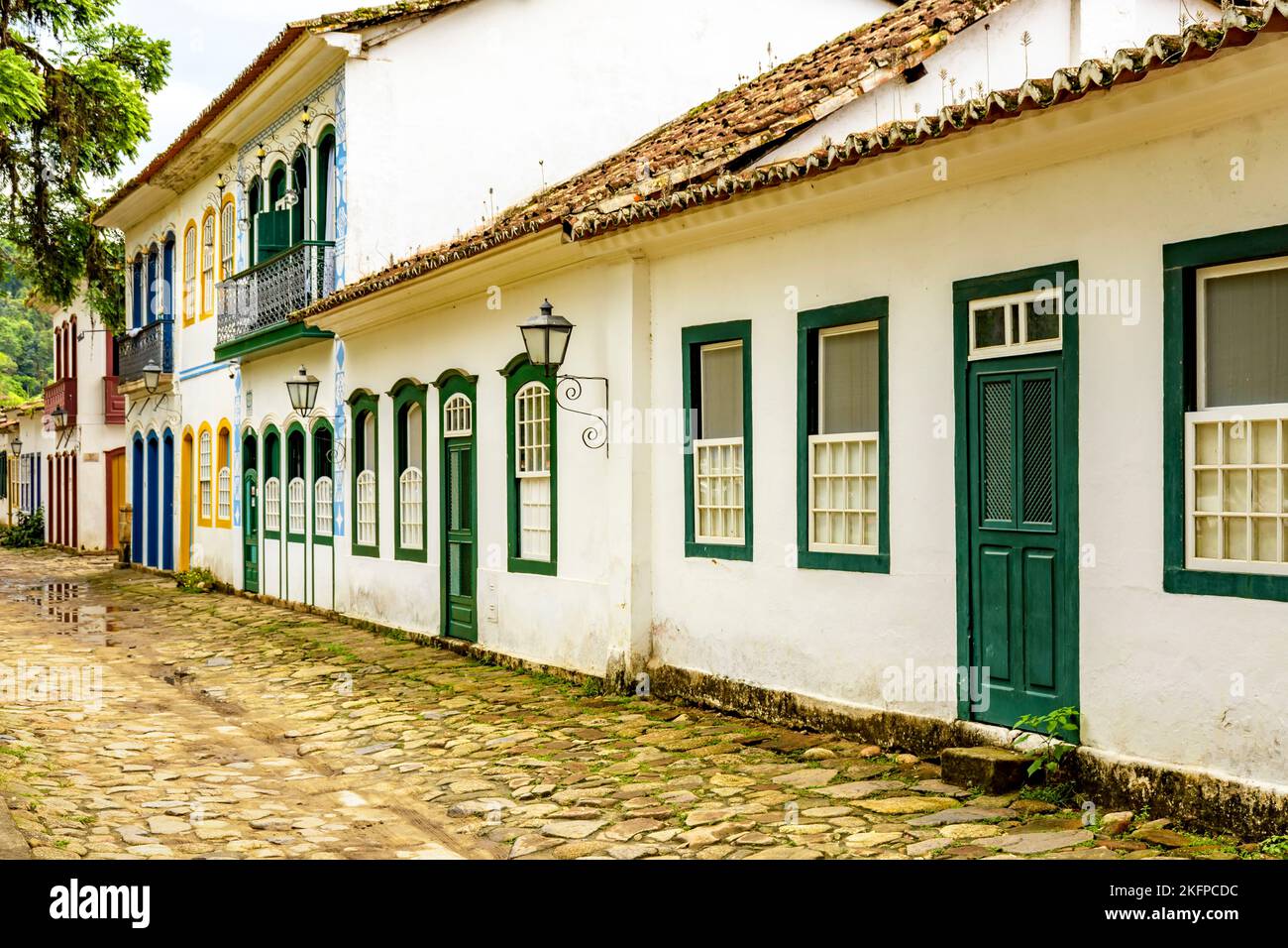 Rua bucolica com calçamento de pedras e casas historicas em estilo ...