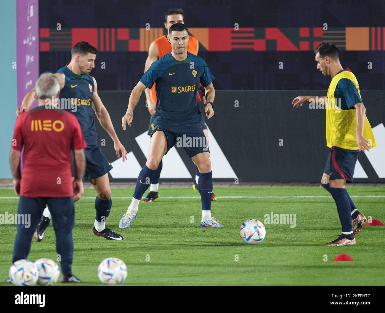 Doha. 19.. November 2022. Der Portugiesen Ronaldo Cristiano (2. R ...