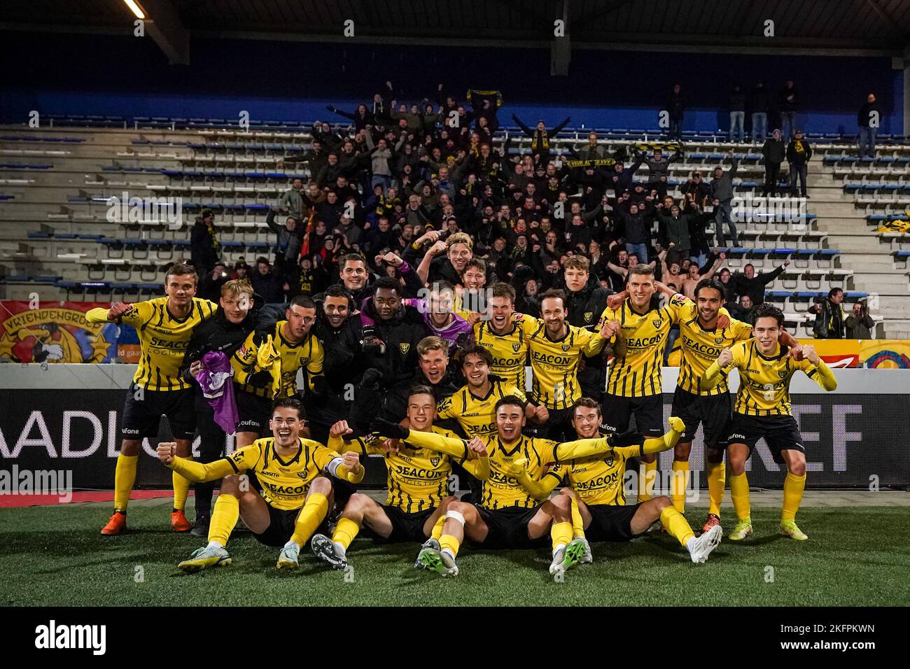 DEN B.Sc., NIEDERLANDE - 19. NOVEMBER: Spieler von VVV-Venlo feiern ...