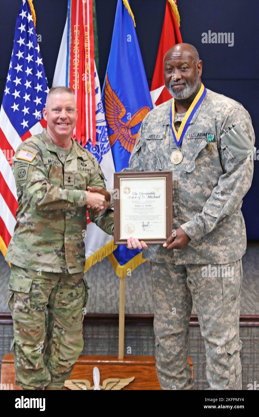 Jaime Ambler, ein ziviler UH-60 Black Hawk Hubschrauber ...