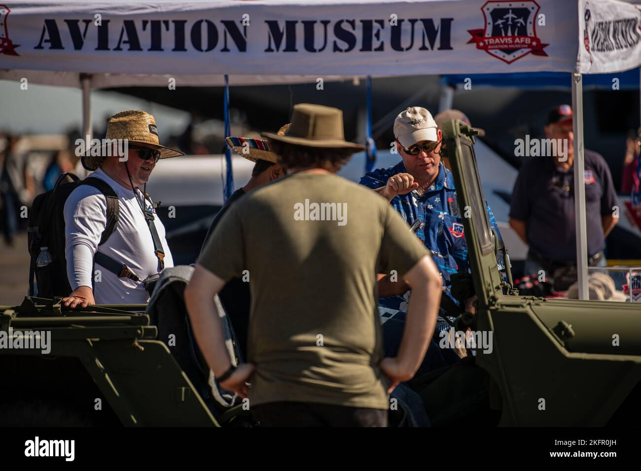 Kevin Sullivan, Mitte rechts, Direktor des Travis Air Force Base ...
