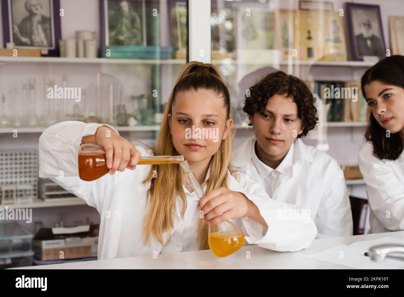 Bildung. Chemische Experimente bei einem Chemieunterricht in der Schule ...