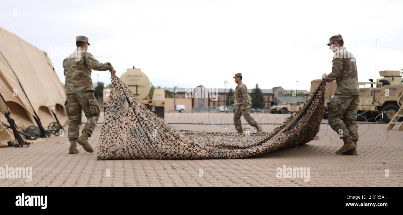 Eine Gruppe von Soldaten, die der 4. Division Sustainment Brigade, 4 ...