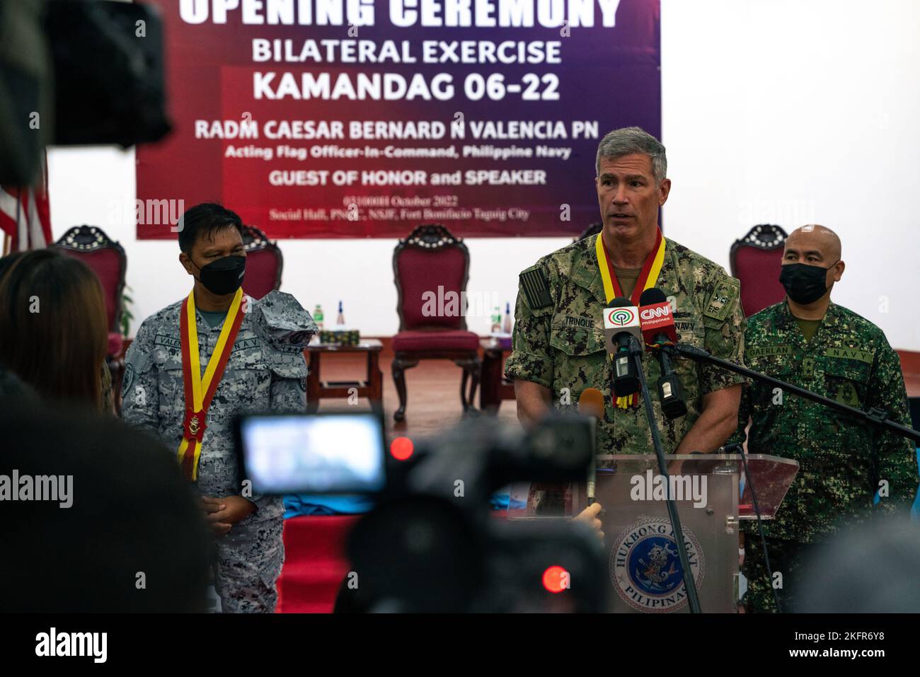 US Navy ADM hinten. Derek Trinque, Kommandant der Task Force 76/3 ...