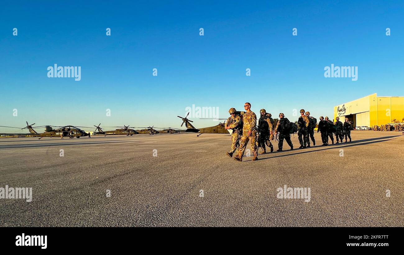 Mitglieder der Florida National Guard Stage für Luftaufzüge nach ...