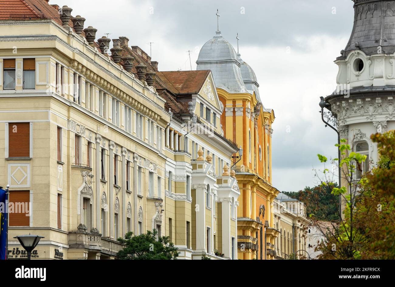 Cluj-Napoca, Rumänien - 17. September 2022: Sebestyen Palace, zwischen ...