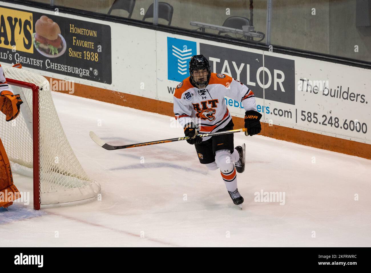 19. November 2022: RIT Tigers-Verteidiger Gustov Blum (5) ist in der ...