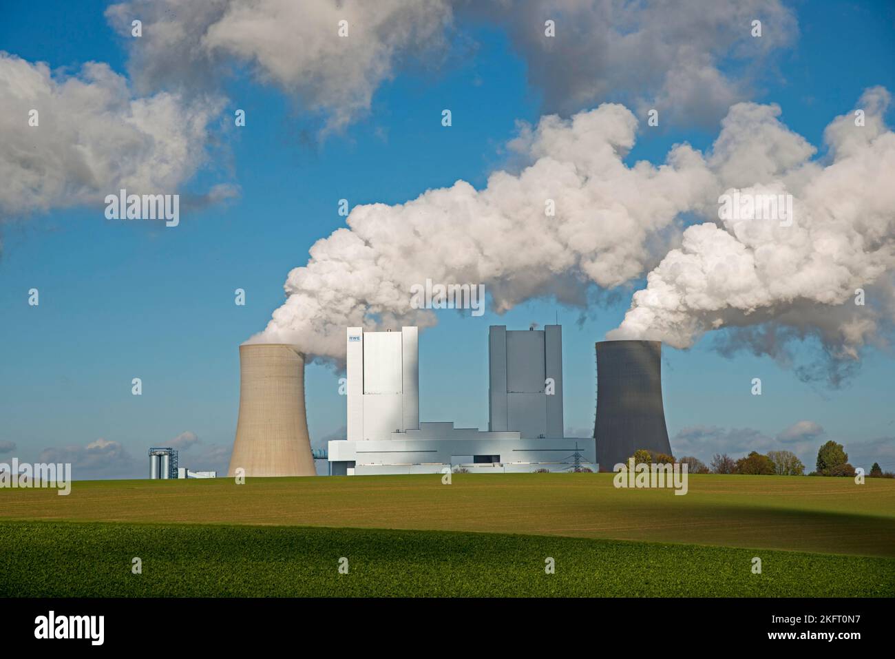 Kraftwerk Neurath, ein Grundlastkraftwerk der RWE PowerAG mit ...