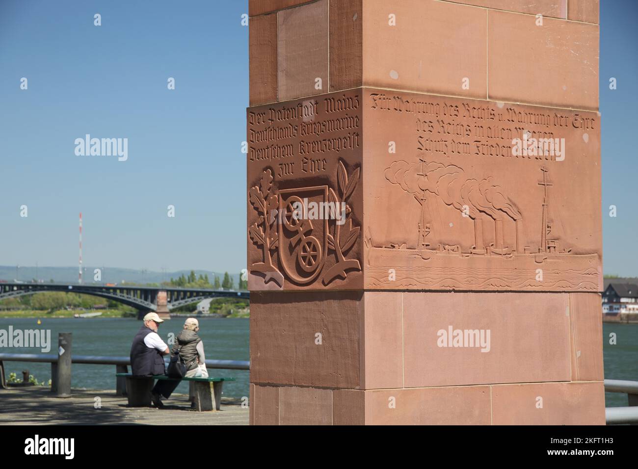 Denkmal auf dem Kriegsschiff SMS-Mainz Kreuzer mit Inschrift ...