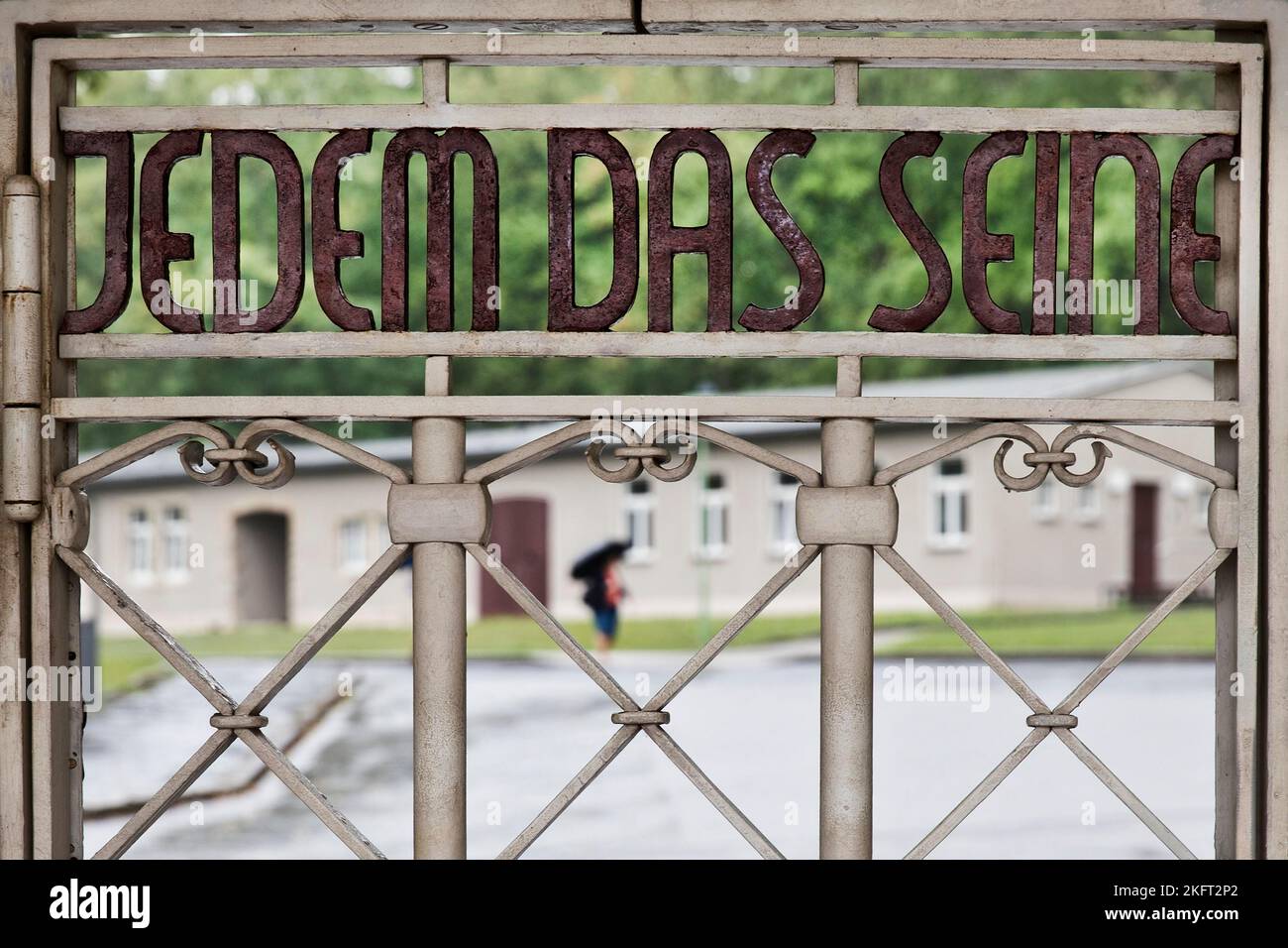 Eingangstor zum Buchenwald-Konzentrationslager mit dem Spruch „Jedem ...