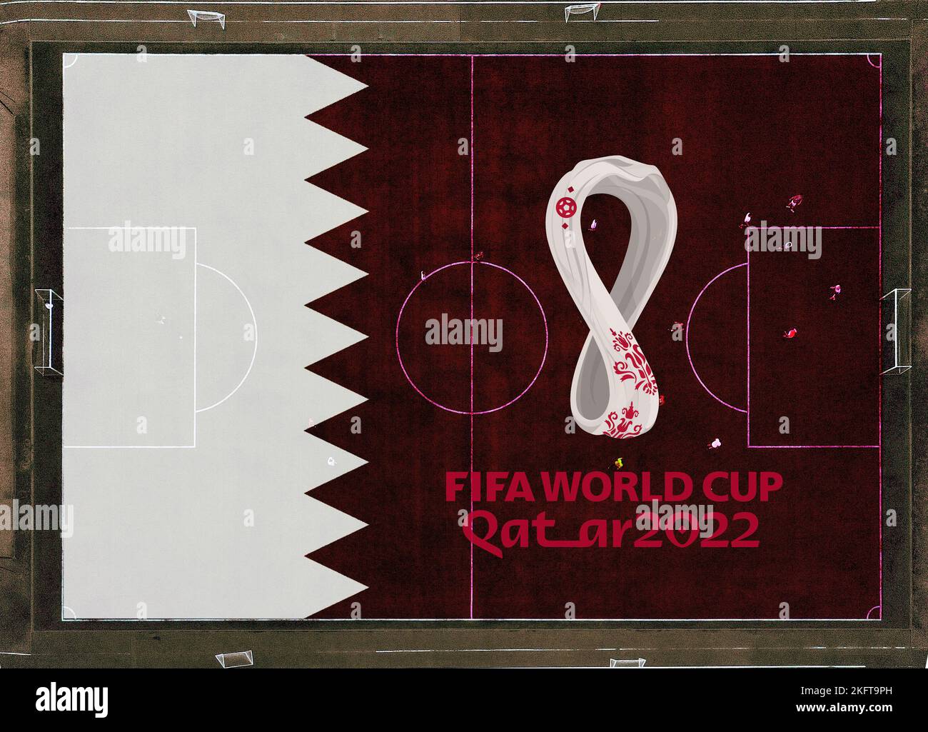Flaggen mit FIFA und Qatar 2022 WM-Logo winken im Wind. Die ...