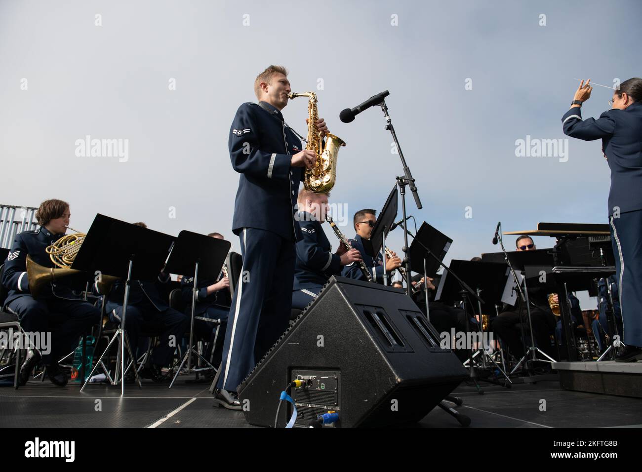 U.S. Air Force Airman 1. Class Colin Gordon, USAF Band des Golden West ...