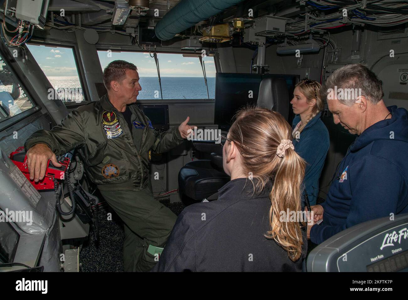 Capt. Daryl Trent, Commander, Carrier Air Wing (CVW) 8, führt ein ...