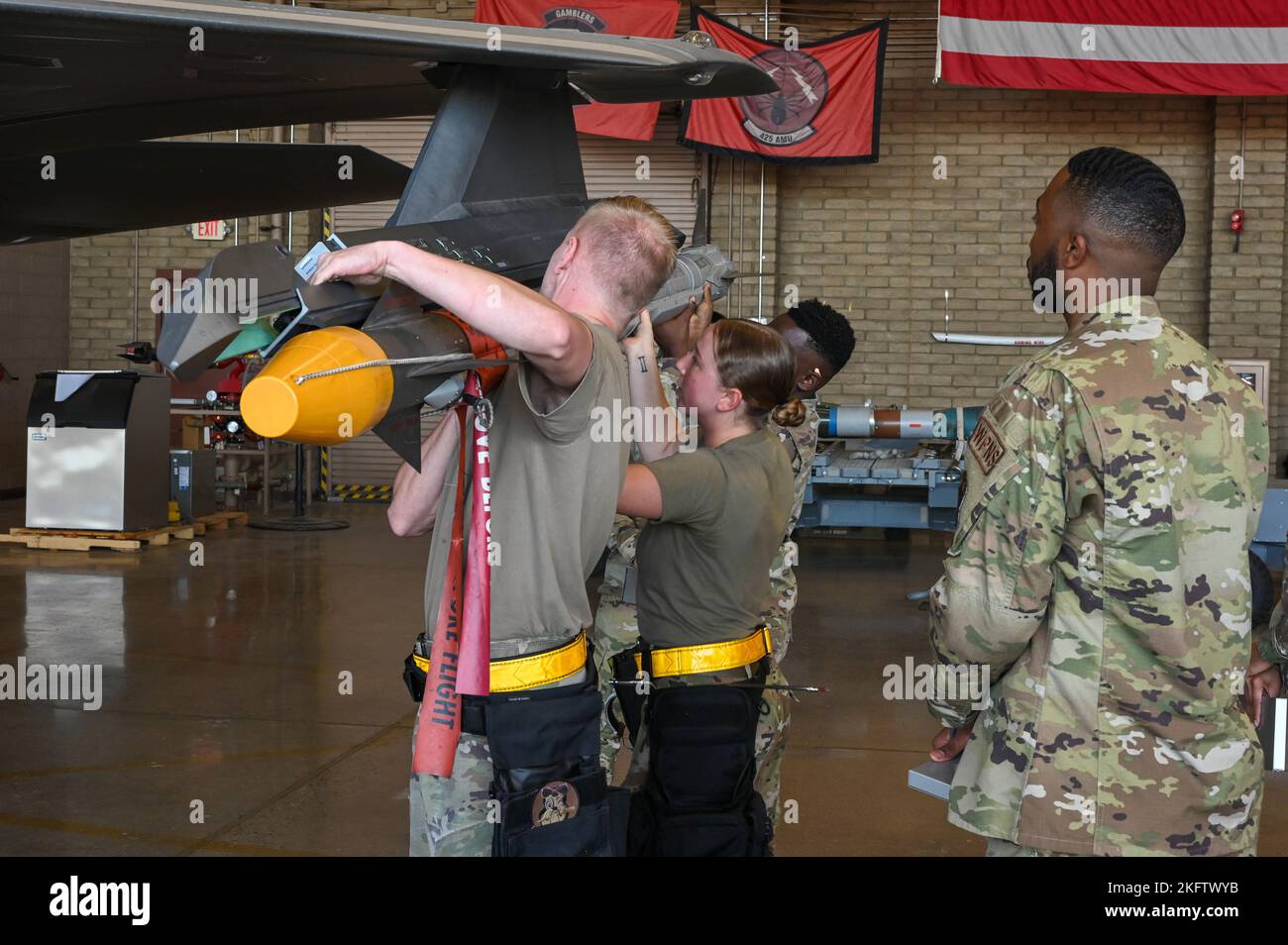 US Air Force Staff Sgt. Daniel Orzo (vorne), Senior Airman Kathryn ...
