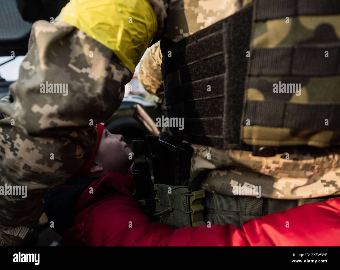 Cherson, Ukraine, Ukraine. 19.. November 2022. Sofiyka, 7, umarmt ...
