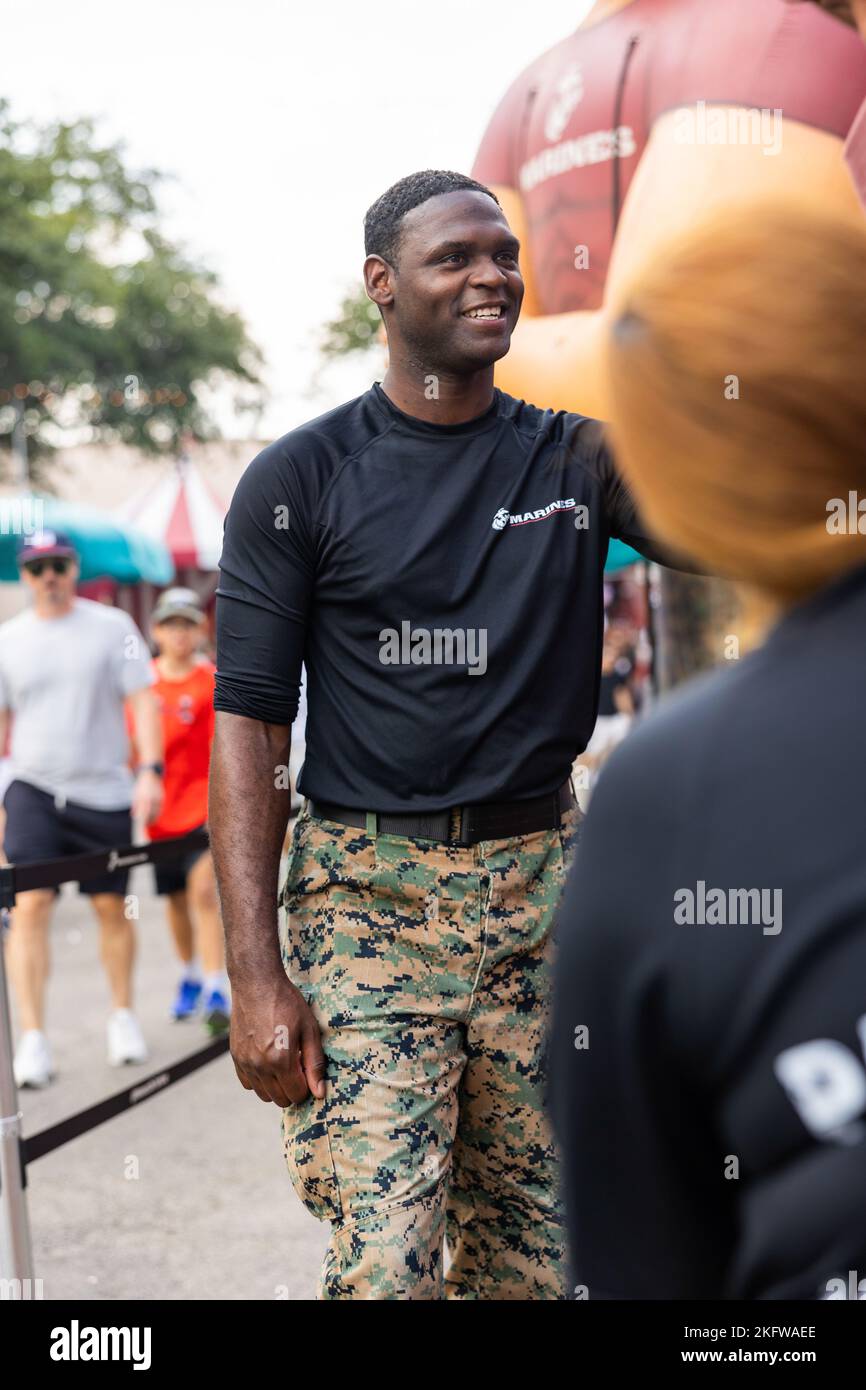 U.S. Marine Corps Sgt. Jordan Young, ein Rekrutierer der ...