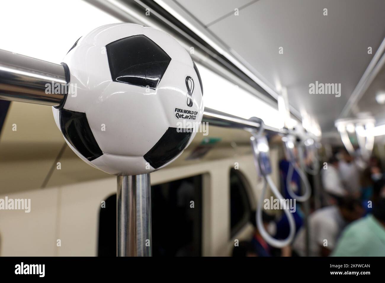 Eine U-Bahn, die die acht Stadien verbindet, in denen die Spiele der ...