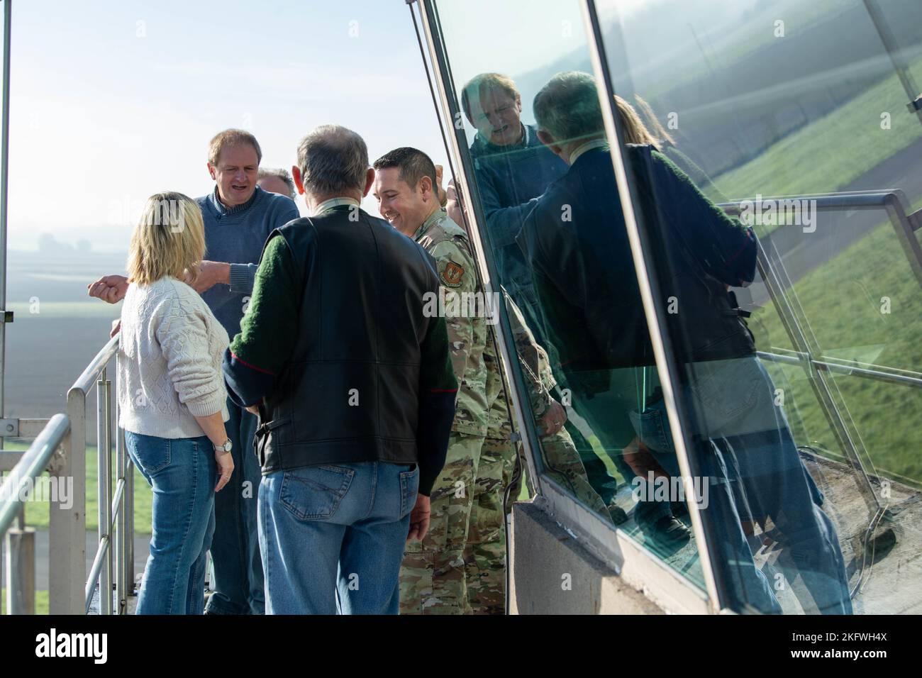 Das 424 Air Base Squadron bringt eine Gruppe lokaler Bauern zum ...