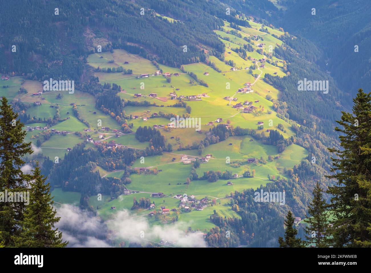 Über Zillertal, Tiroler alpen, Wiesen und Dörfer, Österreich ...