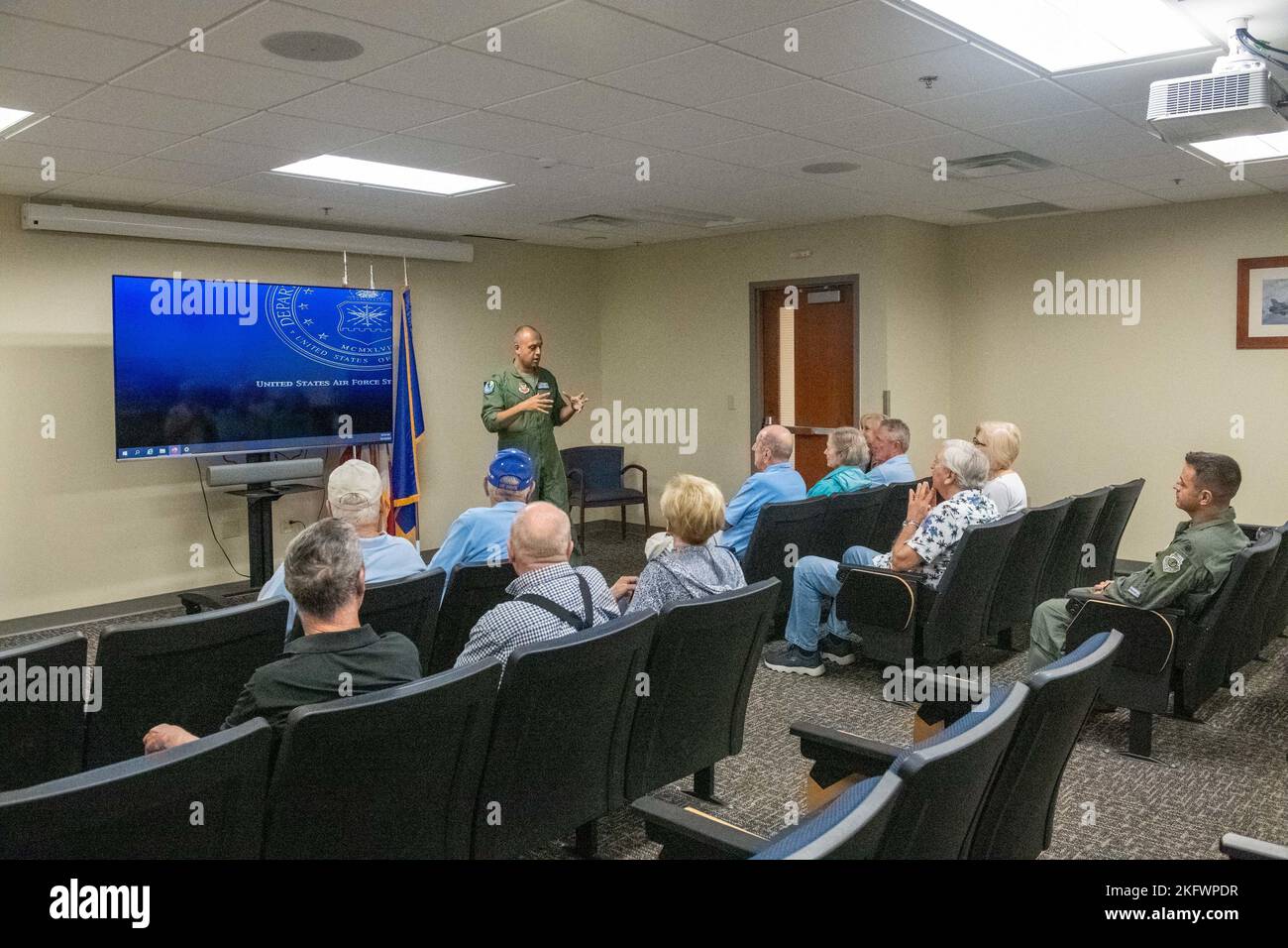 Sieben Veteranen der US Air Force und ihre Ehegatten besuchen den 125 ...