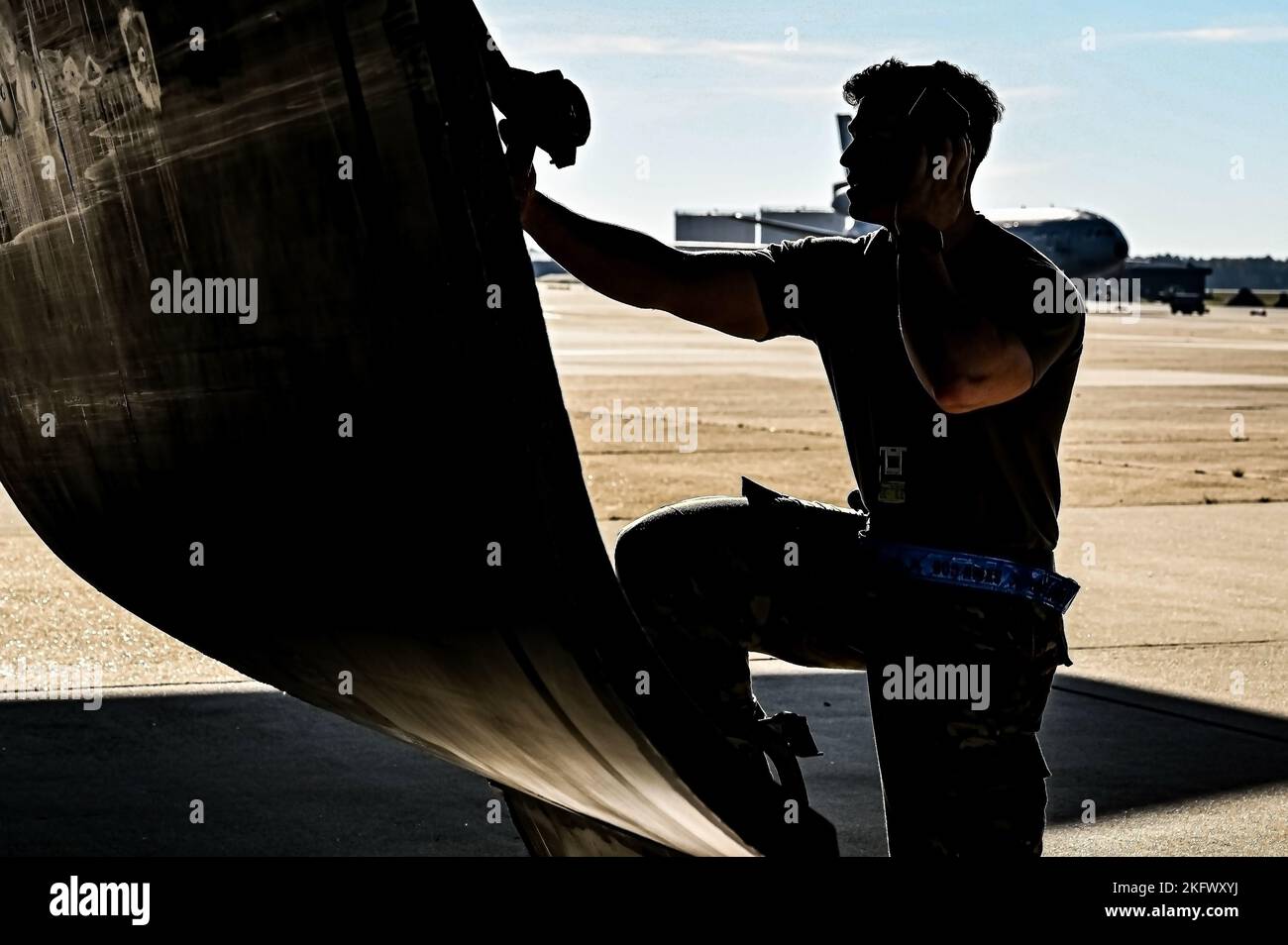 Der Senior Airman der US Air Force, Austin Sondergard, Leiter der 605 ...
